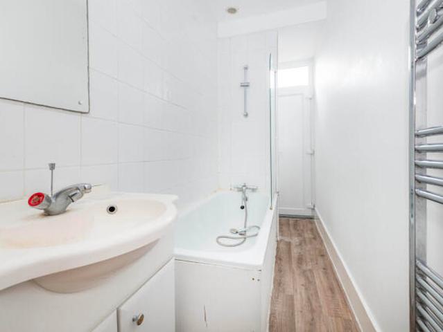 1 bedroom flat for sale in 1 Parklands, Surbiton, KT5