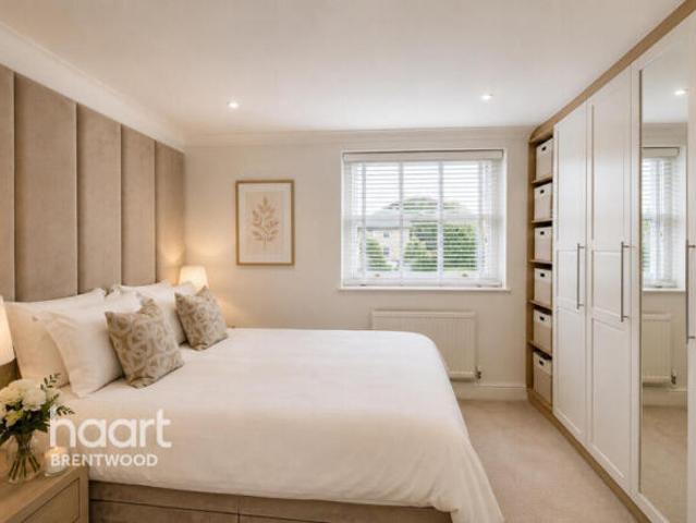 1 bedroom flat for sale in Thorndon Park, Brentwood, CM13