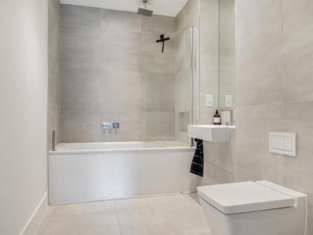 1 bedroom flat for sale in Town Centre, Landmark Development, RG1