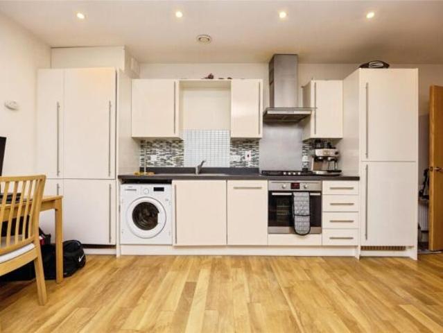 1 bedroom flat for sale in Uplands Road, Guildford, Surrey, GU1
