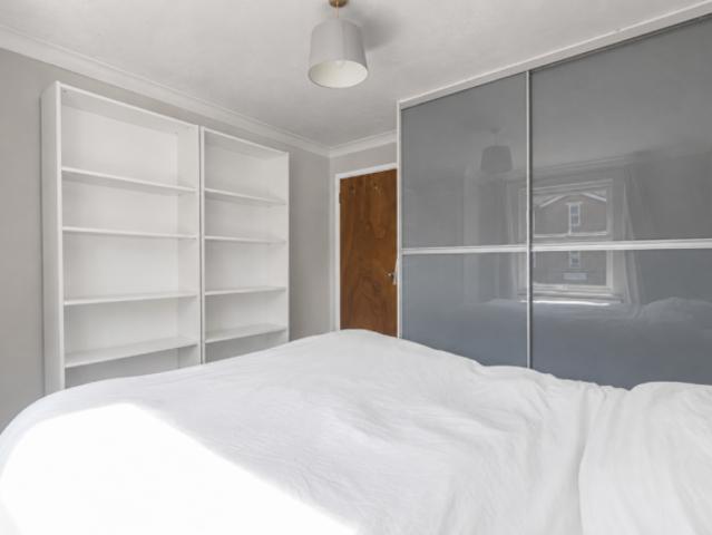 1 bedroom flat for sale in Valmar Road, London, SE5