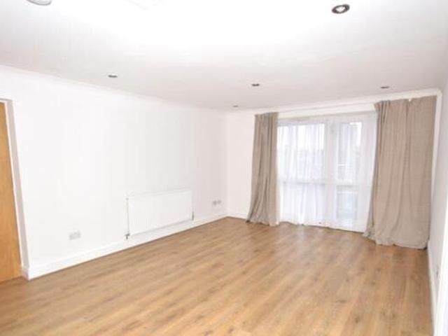 1 Bedroom Flat For Sale In Victoria Avenue, London