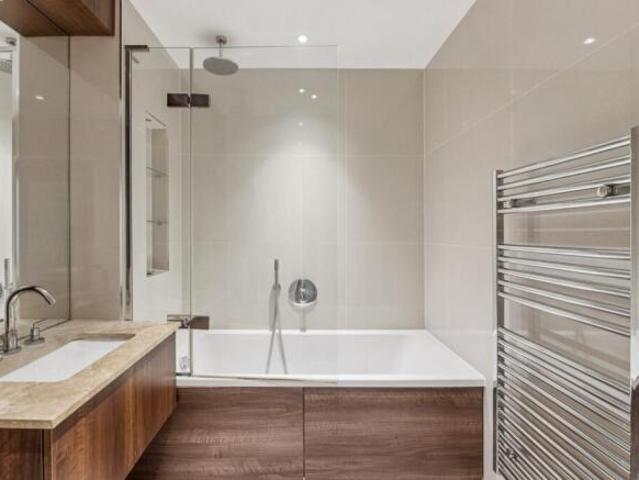 1 bedroom flat for sale in Vista House, Dickens Yard, W5
