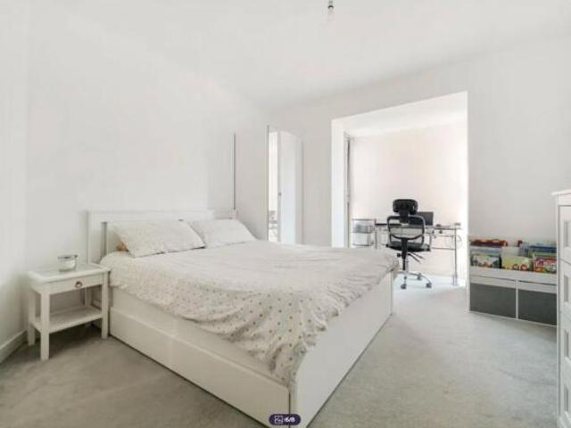 1 bedroom flat for sale in Walnut Tree Close, Guildford, Surrey, GU1