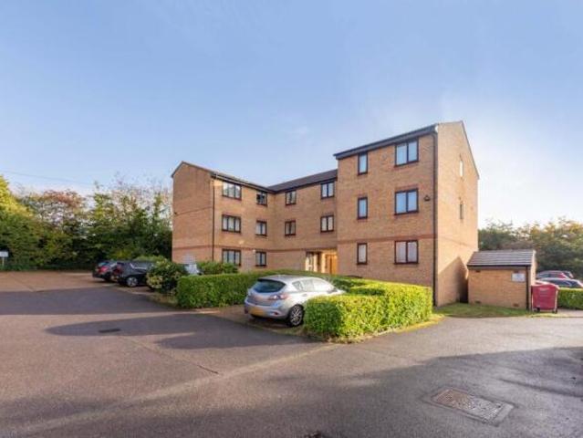1 bedroom flat for sale in Walpole Road, Slough, SL1