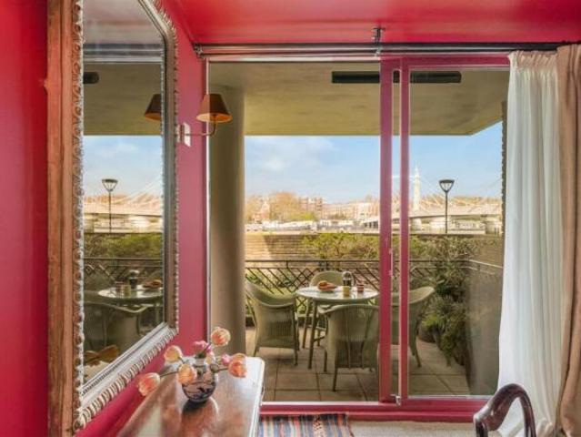 1 bedroom flat for sale in Waterside Point, Anhalt Road, SW11