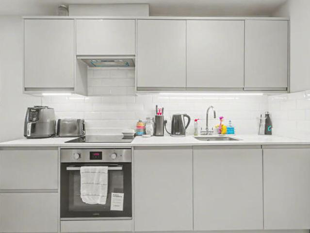 1 bedroom flat for sale in Windmill Road, London, SW18