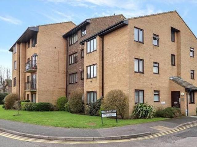 1 bedroom flat for sale in Woking Surrey GU22