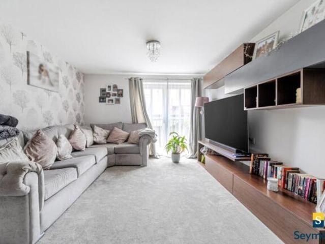 1 bedroom flat for sale in Worplesdon Road, Guildford, Surrey, GU2