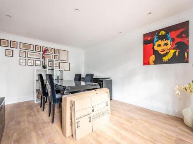 1 bedroom flat for sale in Allen Edwards Drive, Nine Elms, London, SW8