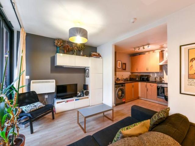 1 Bedroom Flat for Sale in Ashburton Triangle