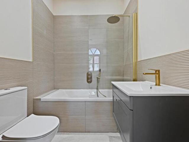 1 bedroom flat for sale in Avenue Gardens, London, W3