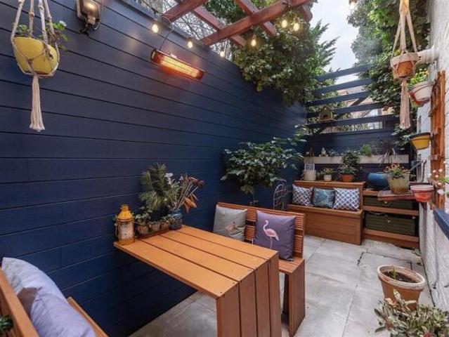 1 bedroom flat for sale in Battersea Park Road, SW11