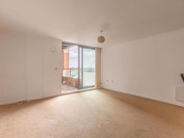 1 bedroom flat for sale in Bath Road, Slough, SL1