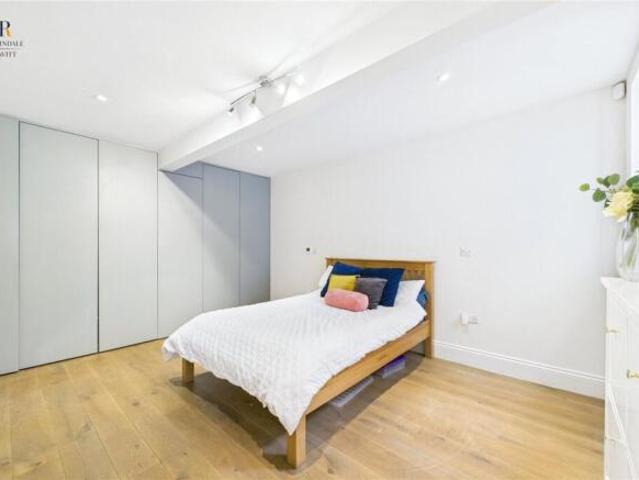 1 bedroom flat for sale in Belmont Road, Wallington, SM6