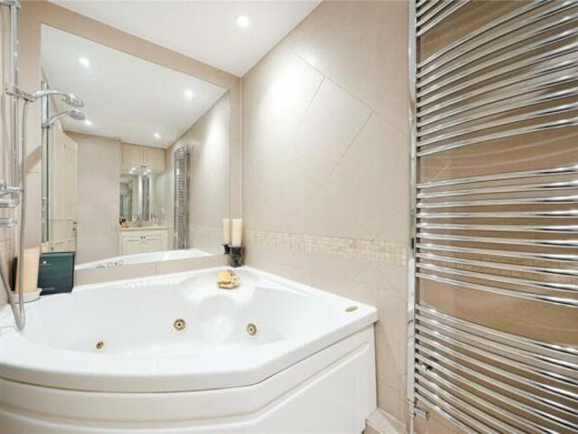 1 bedroom flat for sale in Bina Gardens, London, SW5
