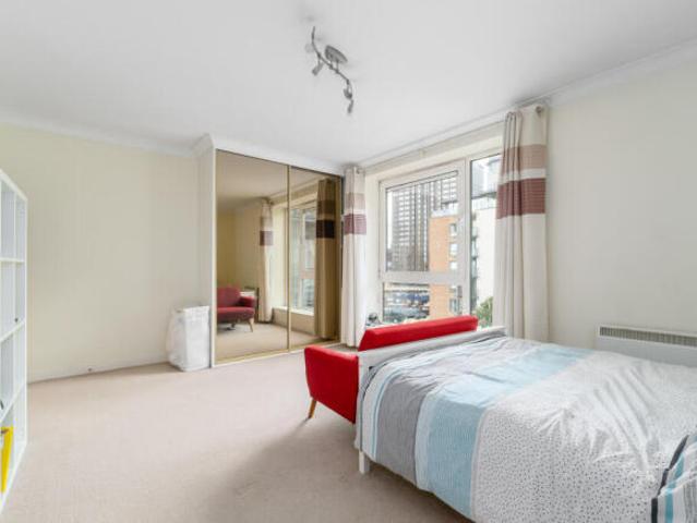 1 bedroom flat for sale in Boardwalk Place, London, E14