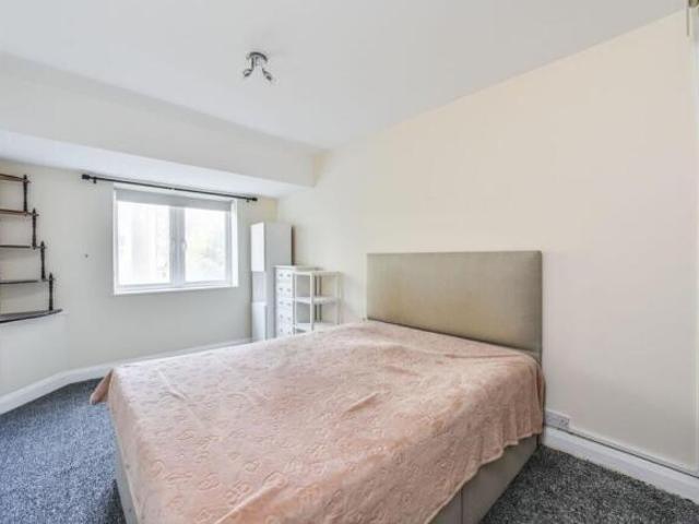 1 bedroom flat for sale in Bramlands Close, Clapham Junction, London, SW11