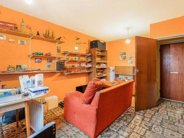 1 bedroom flat for sale in Bridle Close, Enfield, EN3
