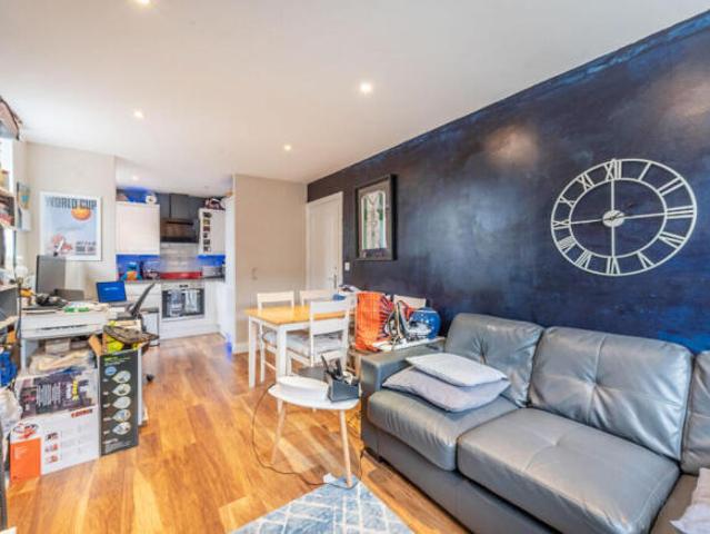 1 bedroom flat for sale in Burberry Court, Watford, WD18