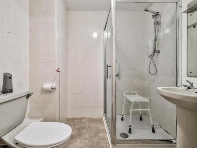 1 bedroom flat for sale in Cambridge Park, Wanstead, E11