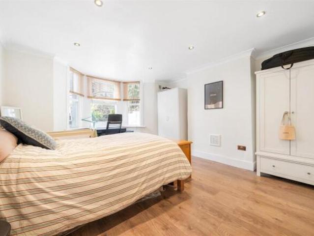 1 bedroom flat for sale in Camden Hill Road, SE19