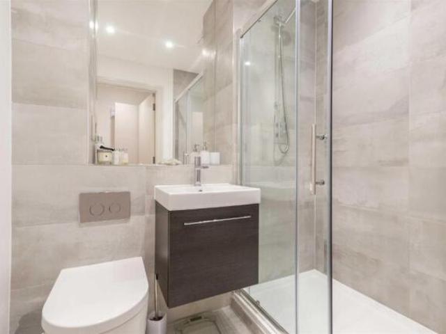 1 bedroom flat for sale in Chiswick High Road, London, W4