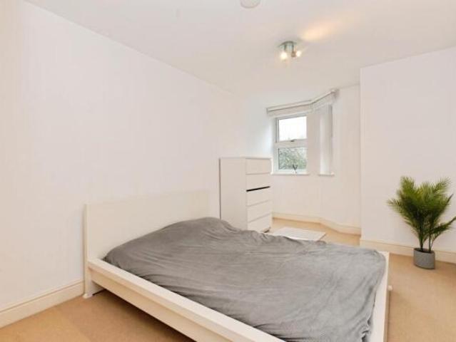 1 bedroom flat for sale in Church Road, Guildford, Surrey, GU1