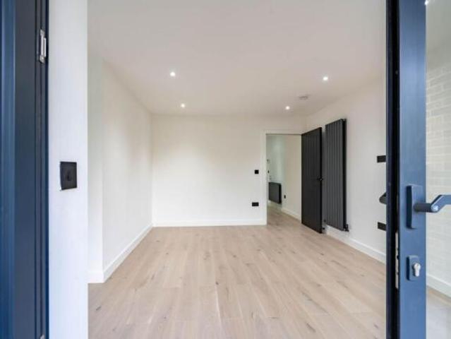 1 bedroom flat for sale in Clinton Road, Forest Gate, E7