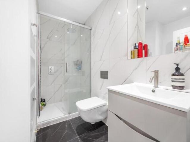 1 bedroom flat for sale in Crescent Lane, SW4