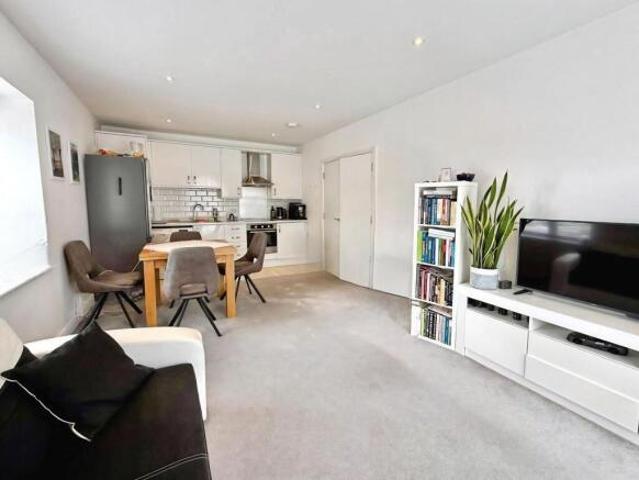 1 bedroom flat for sale in Cricklade Road, Swindon, SN2