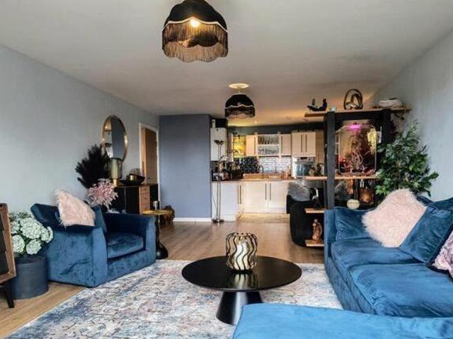 1 Bedroom Flat For Sale In Ezel Court, Century Wharf