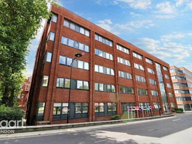 1 bedroom flat for sale in Farnsby Street, Swindon, SN1