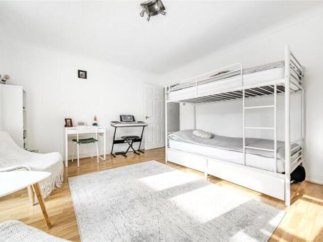 1 bedroom flat for sale in Foxwood Green Close, Enfield, EN1
