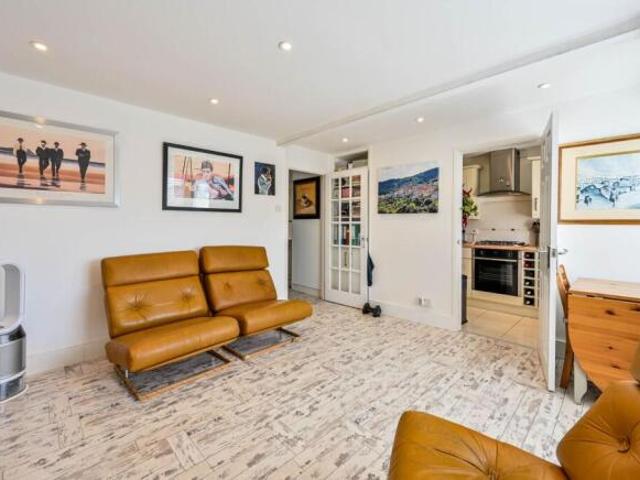 1 bedroom flat for sale in Freshcliffe House East, Guildford, GU2