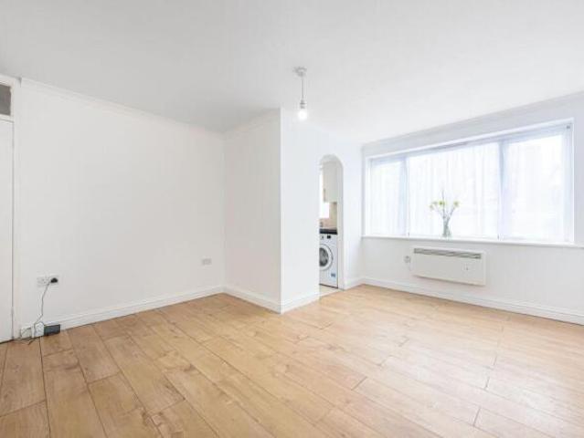 1 bedroom flat for sale in Gainsborough Road, Woodside Park, London, N12