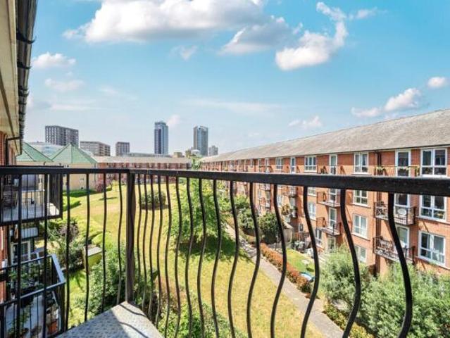 1 bedroom flat for sale in Garter Way, London, SE16