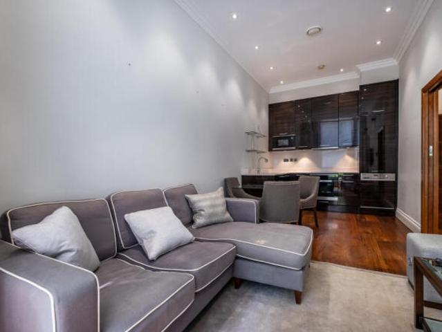 1 bedroom flat for sale in Garden House, Kensington Gardens Square, London, W2