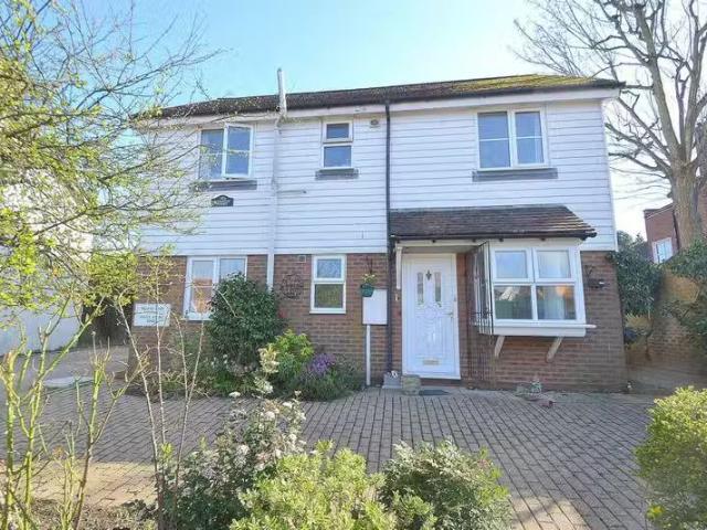 1 bedroom flat for sale in Gardner Street, Herstmonceux, Hails.