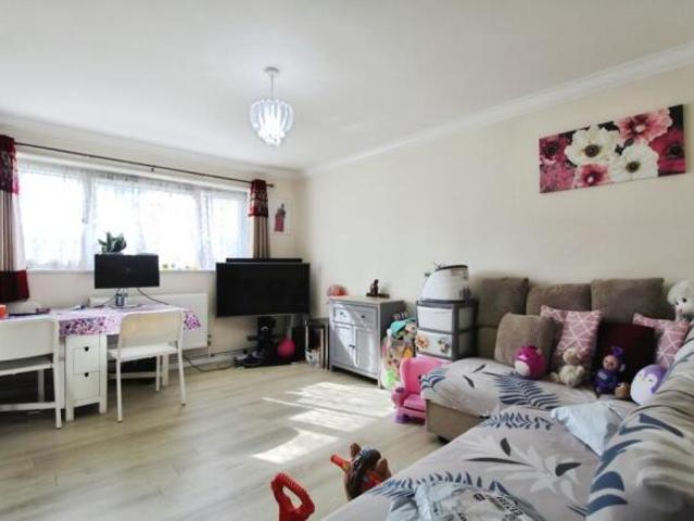1 bedroom flat for sale in Grampian Way, Slough, SL3