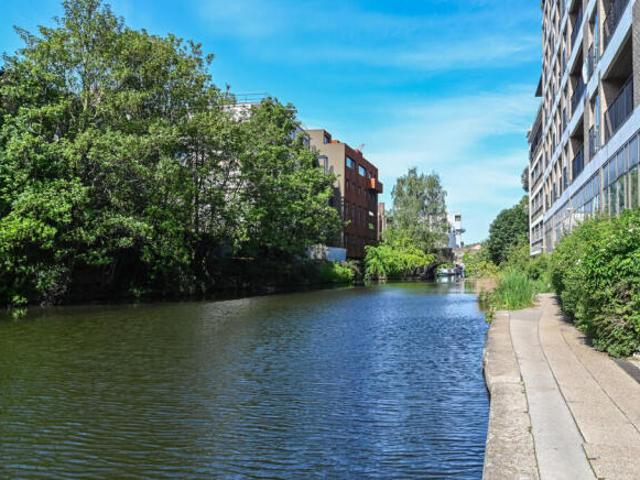 1 bedroom flat for sale in Grand Canal Apartments, Islington, London, N1