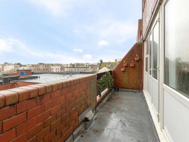 1 bedroom flat for sale in Guildbourne Centre, Worthing, BN11