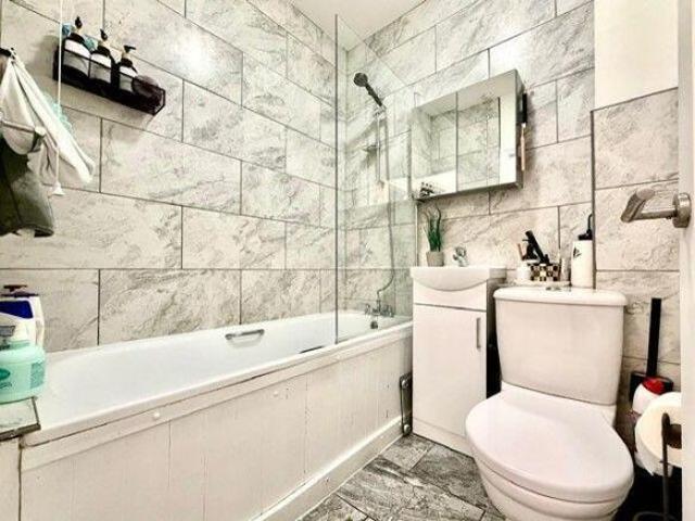1 bedroom flat for sale in Hagden Lane, Watford, WD18