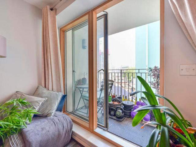 1 bedroom flat for sale in Hardwicks Square, Wandsworth Town, London, SW18