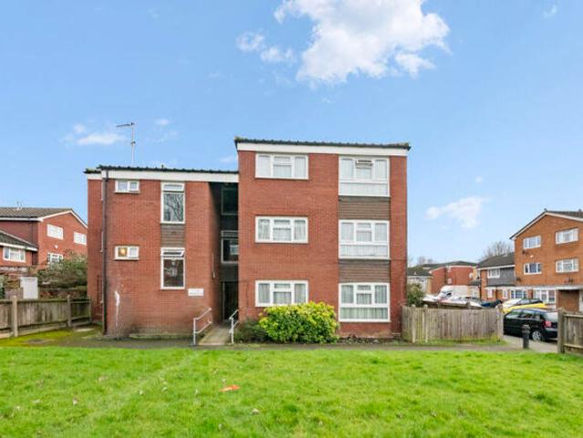 1 bedroom flat for sale in Hendren Close, Greenford, UB6