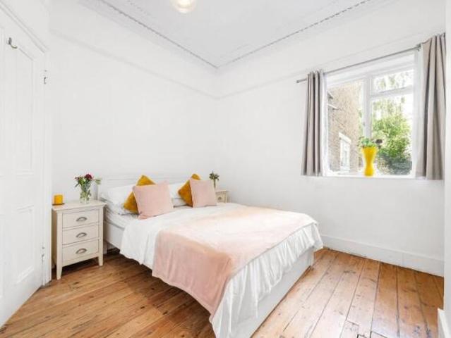 1 bedroom flat for sale in Helix Road, SW2