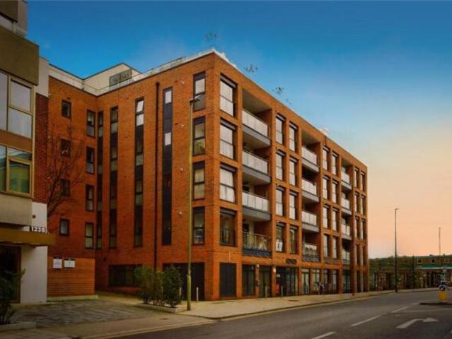 1 bedroom flat for sale in High Road, London, N20