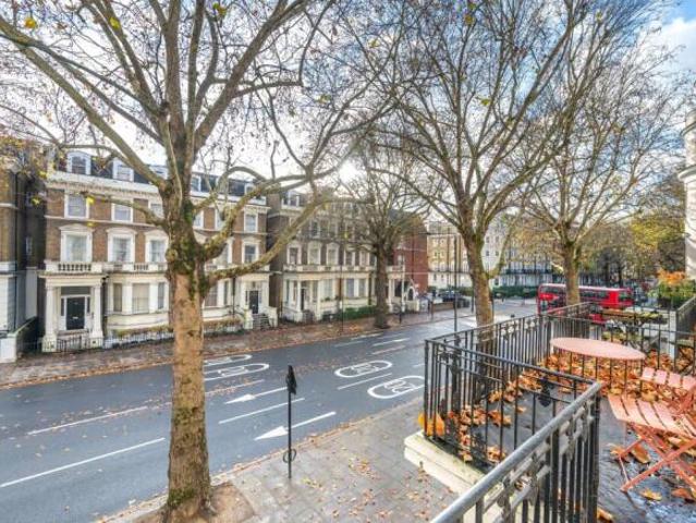1 bedroom flat for sale in Holland Park Avenue, Holland Park, London, W11