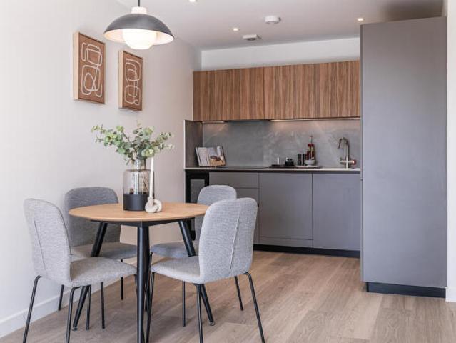 1 bedroom flat for sale in Horizon, Plough Road, London, SW11