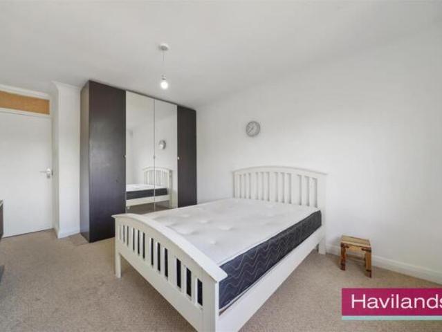 1 bedroom flat for sale in Houndsden Road, N21